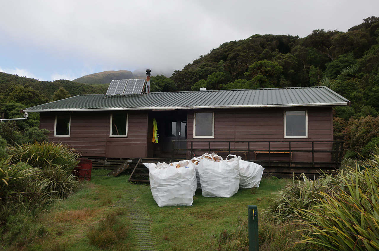 Pouakai hut, Holly hut and back, with a twist – Jog around the Blog